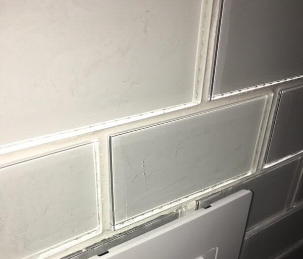 How to Avoid Visible Trowel Ridges Through Translucent Glass Tile